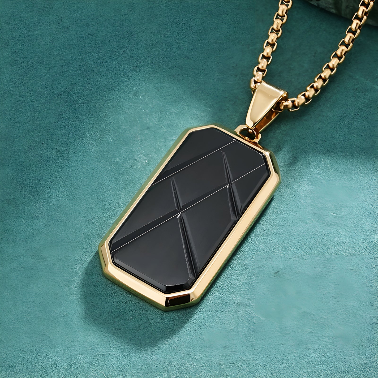 Collier pendentif militaire contemporain et tendance, design géométriq