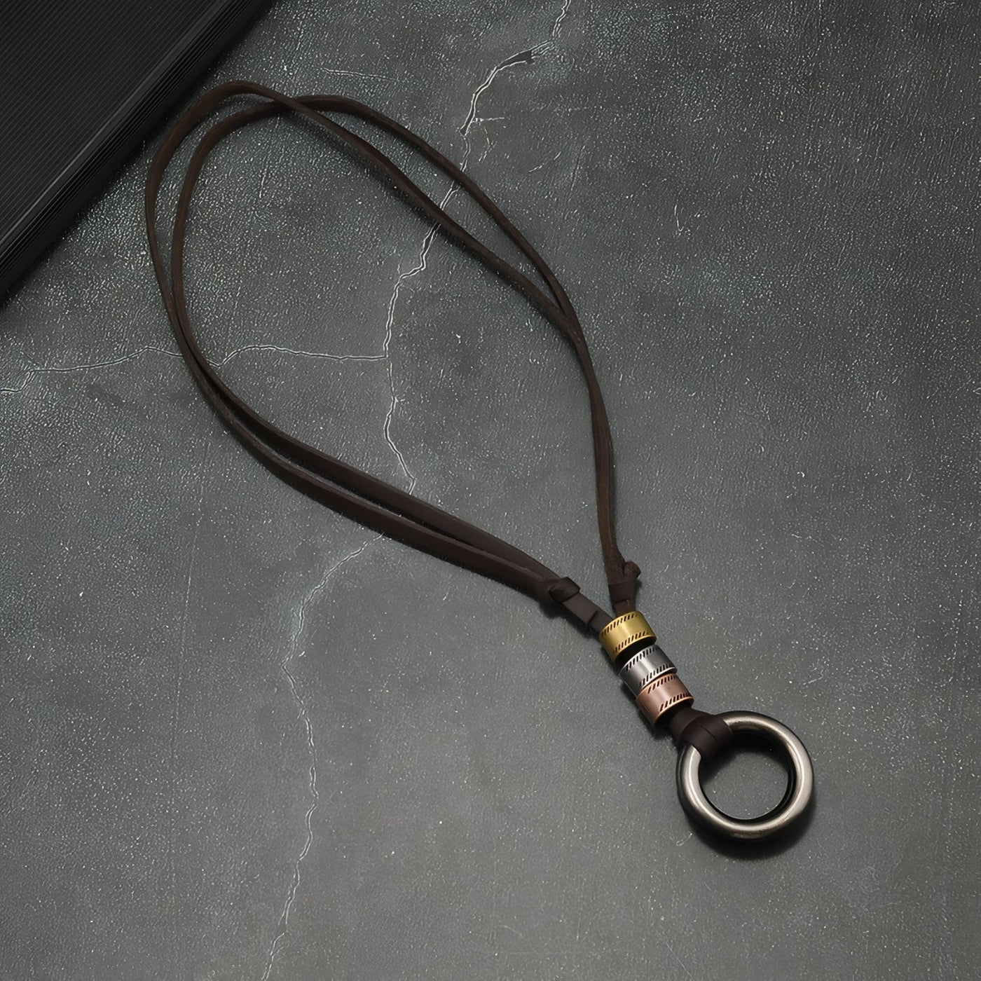 Collier mixte en cuir marron, pendentif anneaux en métal vintage, styl