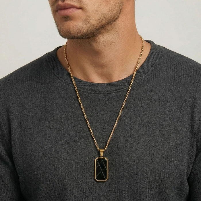 Collier pendentif militaire contemporain et tendance, design géométriq