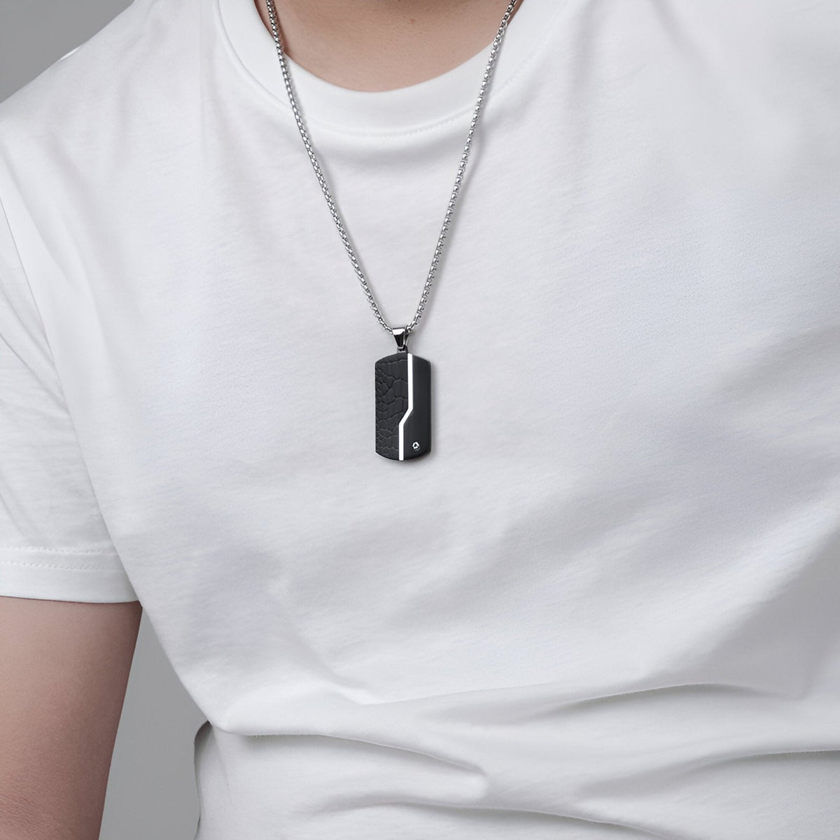 Collier plaque militaire moderne en acier noir brossé et strass