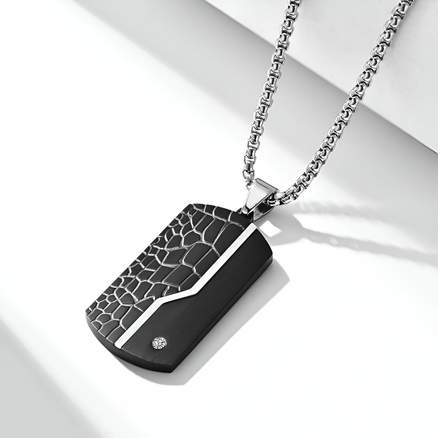 Collier plaque militaire moderne en acier noir brossé et strass