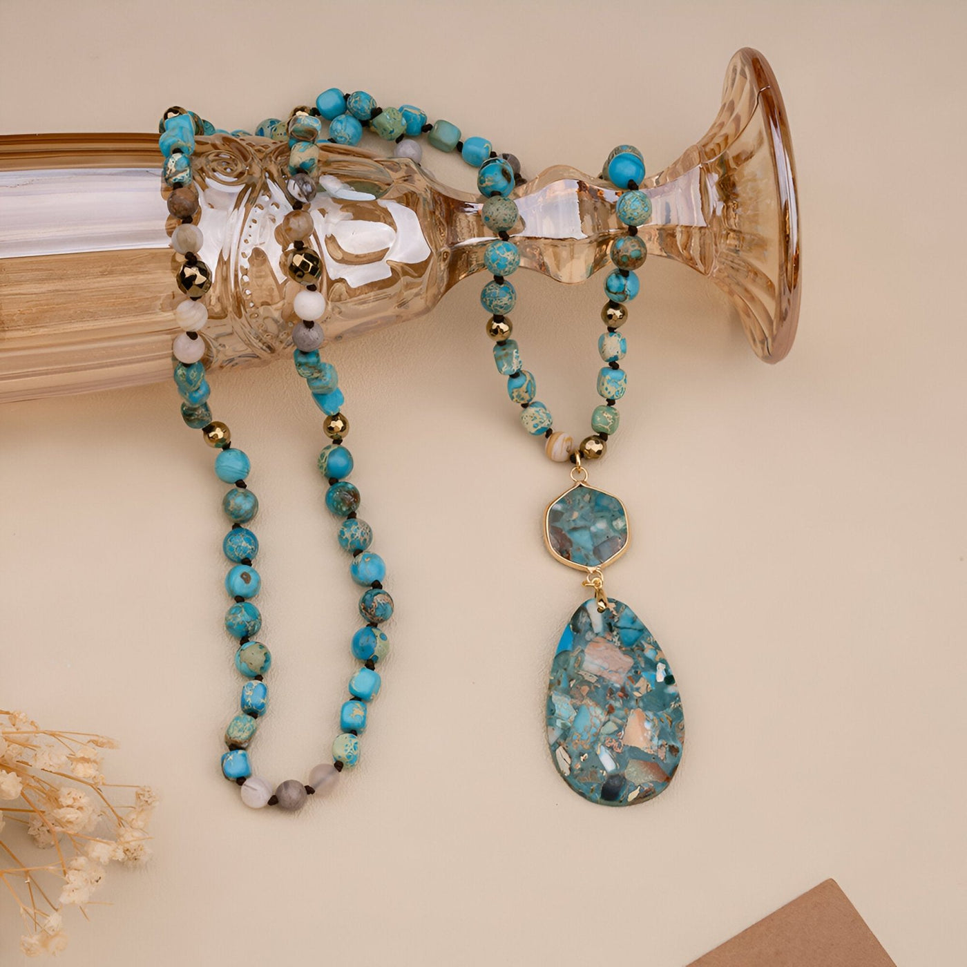 Sautoir en pierres turquoise naturelles d'agate, double pendentif gout